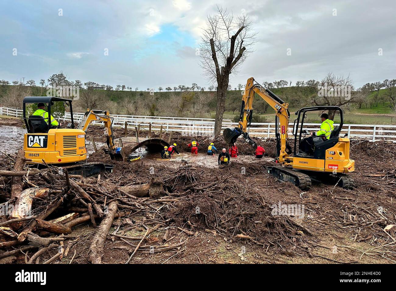 National Guard troops, sheriff's office personnel and firefighters ...