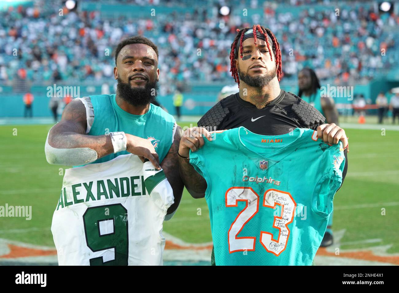 MIAMI GARDENS, FL - JANUARY 08: Miami Dolphins running back Jeff Wilson ...