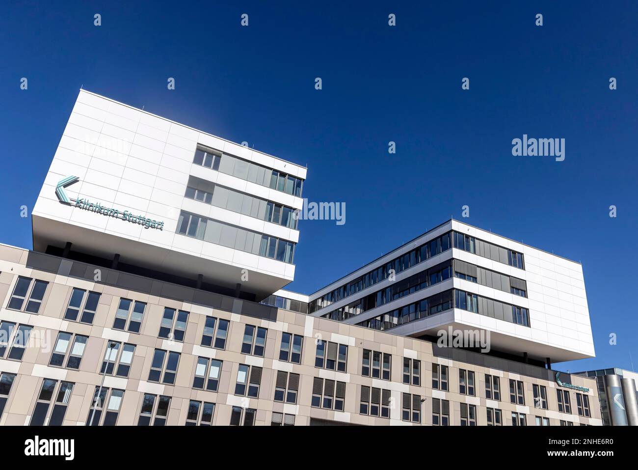 Modern hospital exterior hi-res stock photography and images - Alamy