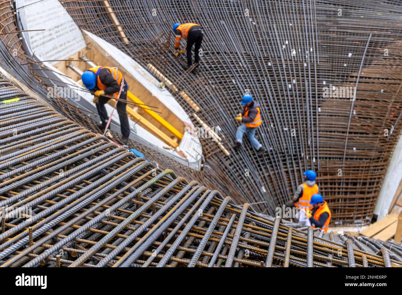Construction site Stuttgart 21, new main station, iron workers placing ...
