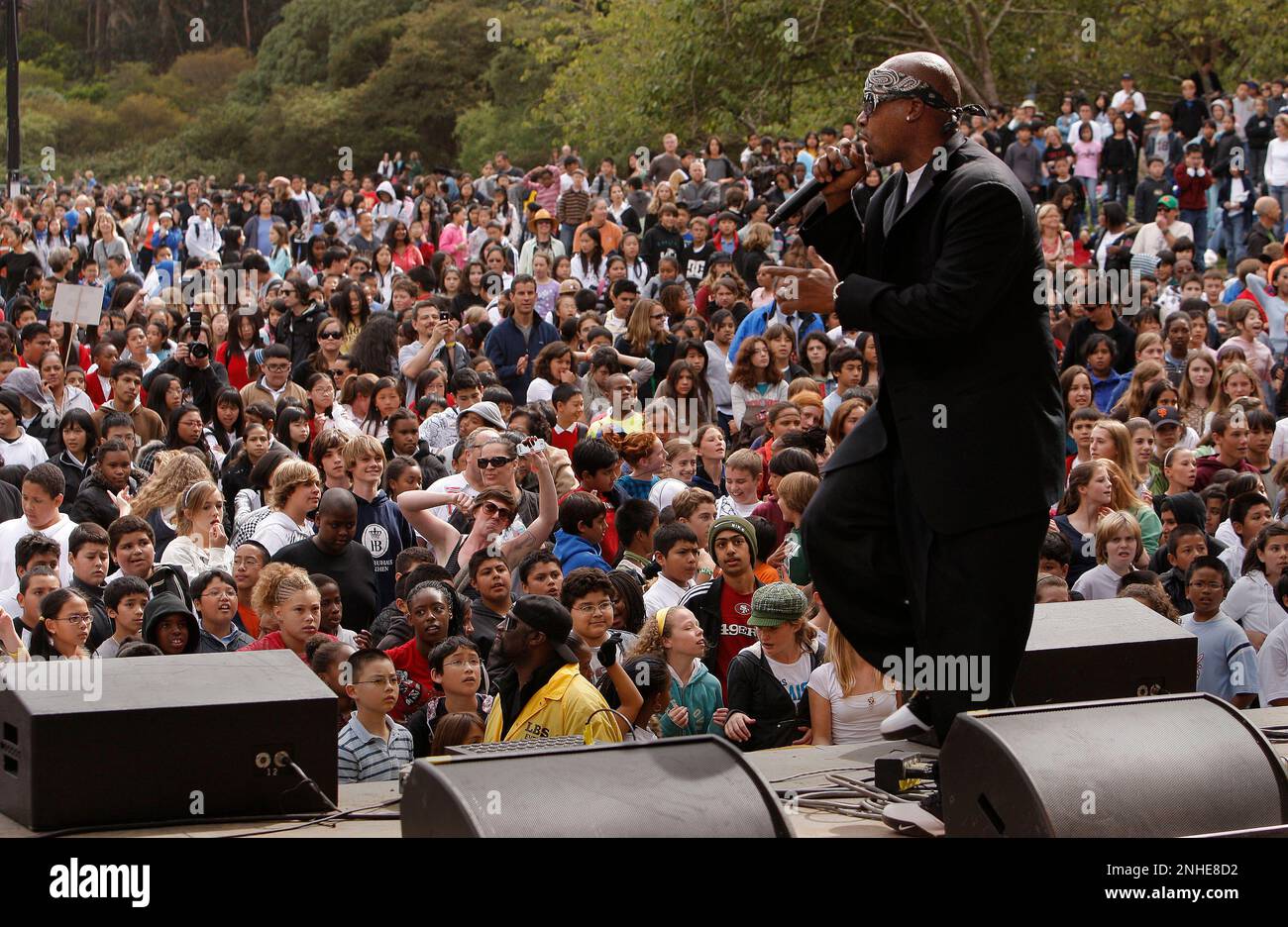 Hip-Hop legend "MC Hammer", thrills the crowd with his songs and dance ...