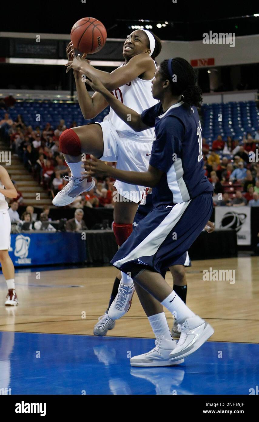 Stanford's Nnemkadi Ogwumike drives past Xavier's Amber Harris as ...