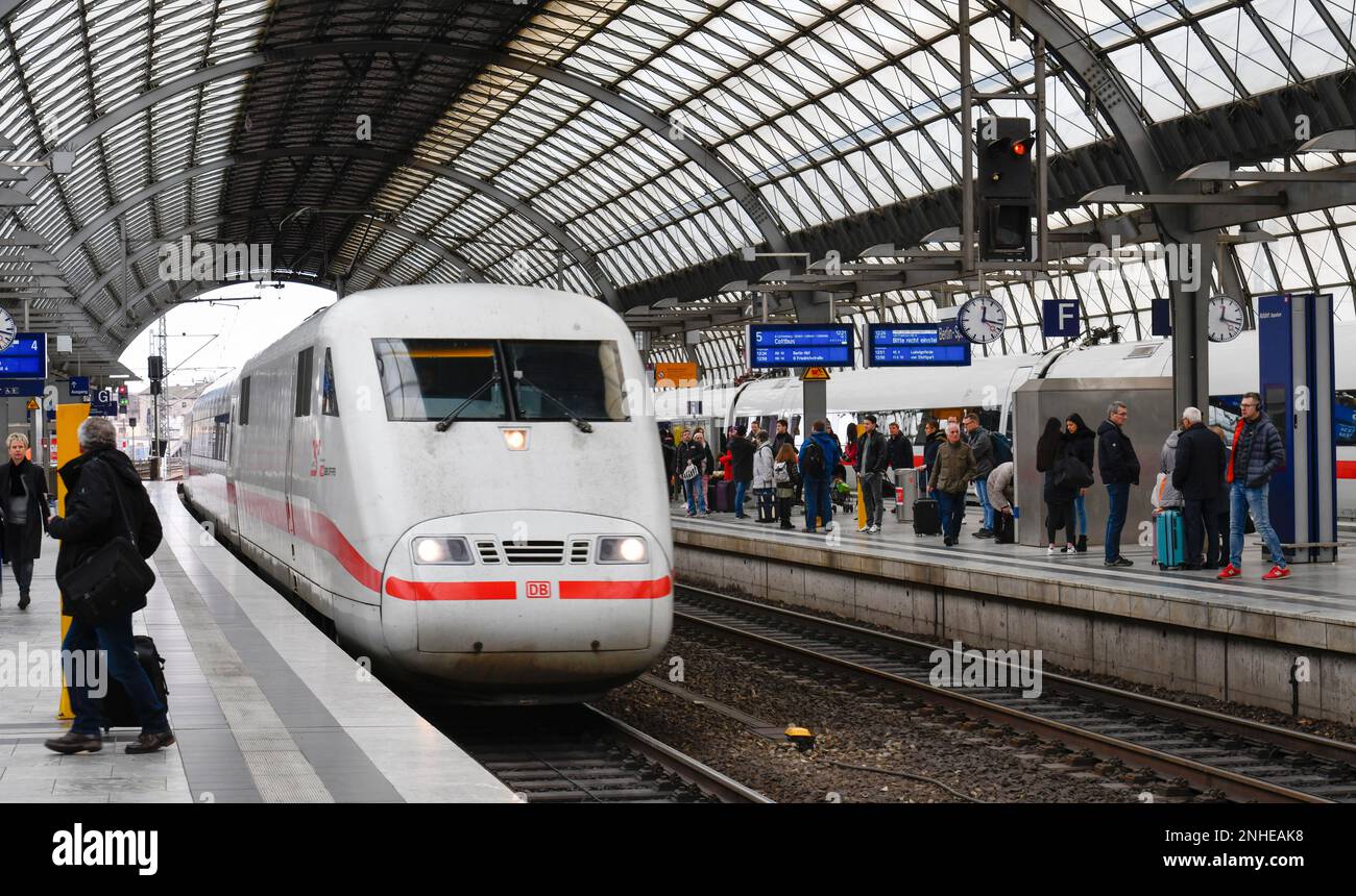 Berlin train platform building hi-res stock photography and images - Alamy