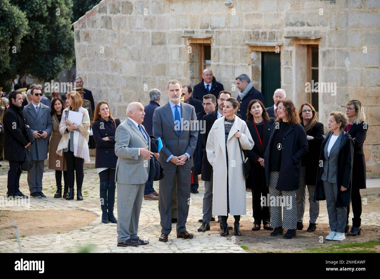 (L-R) The president of the King's Island Hospital Foundation, General ...