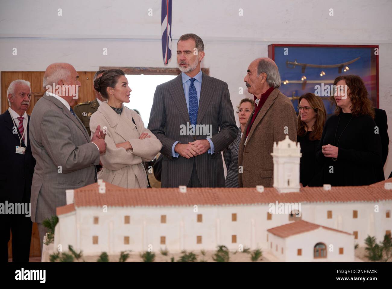 (L-R) The president of the King's Island Hospital Foundation, General ...