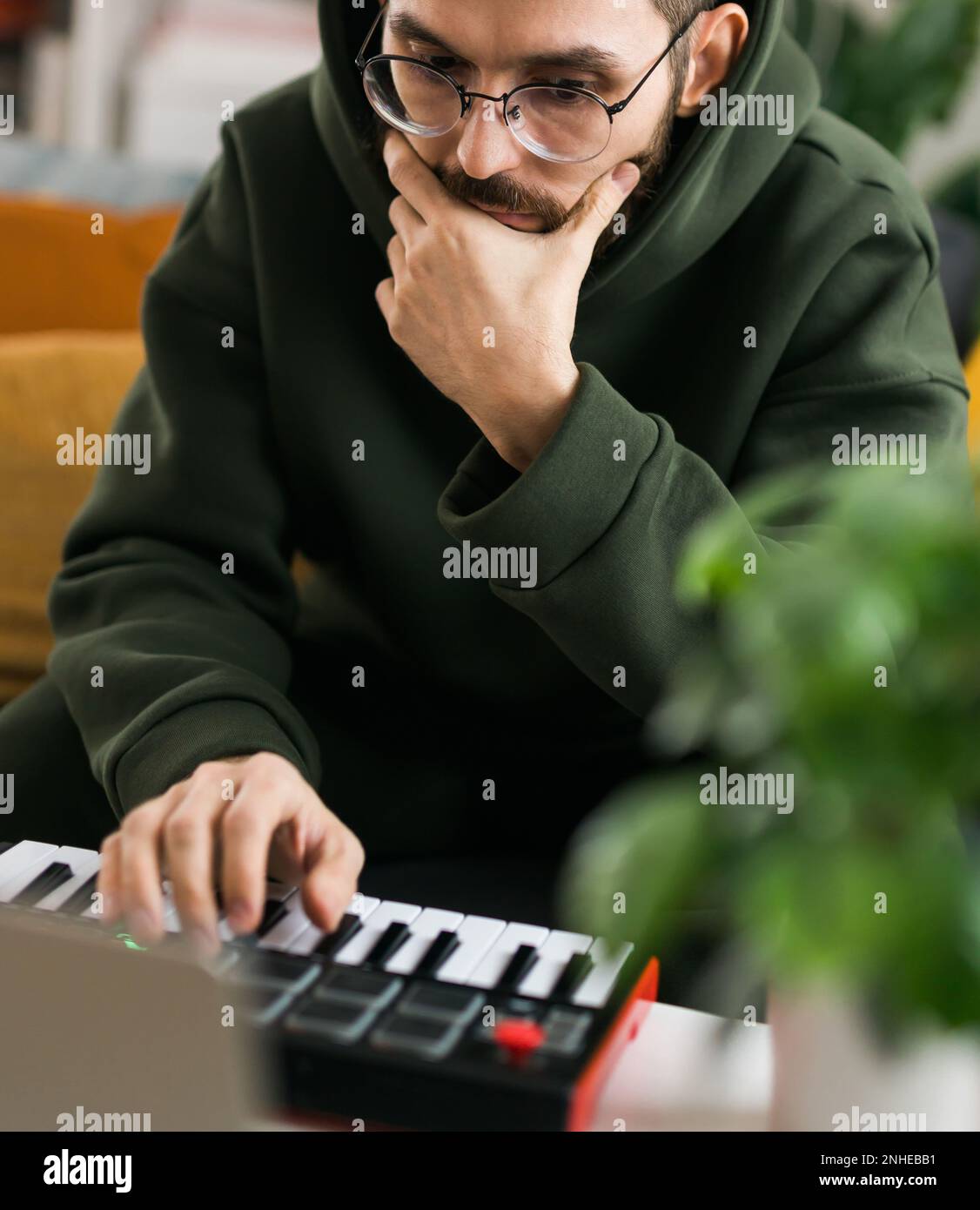 Midi keyboard controller close hi-res stock photography and images - Alamy