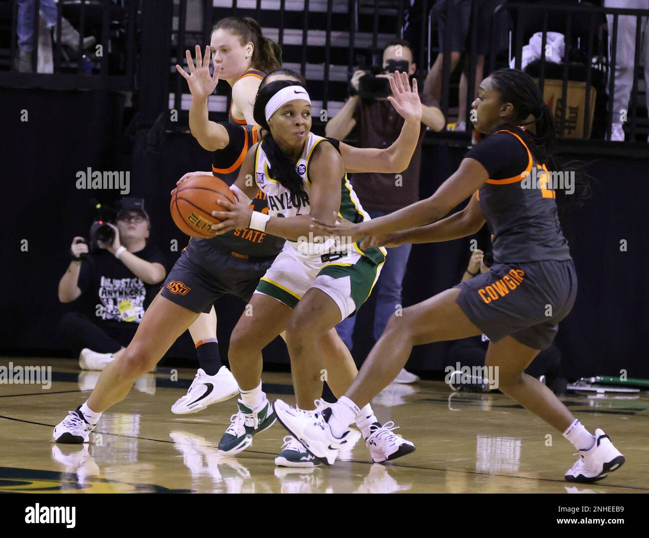 Baylor guard Sarah Andrews, left, is guarded by Oklahoma State guard ...
