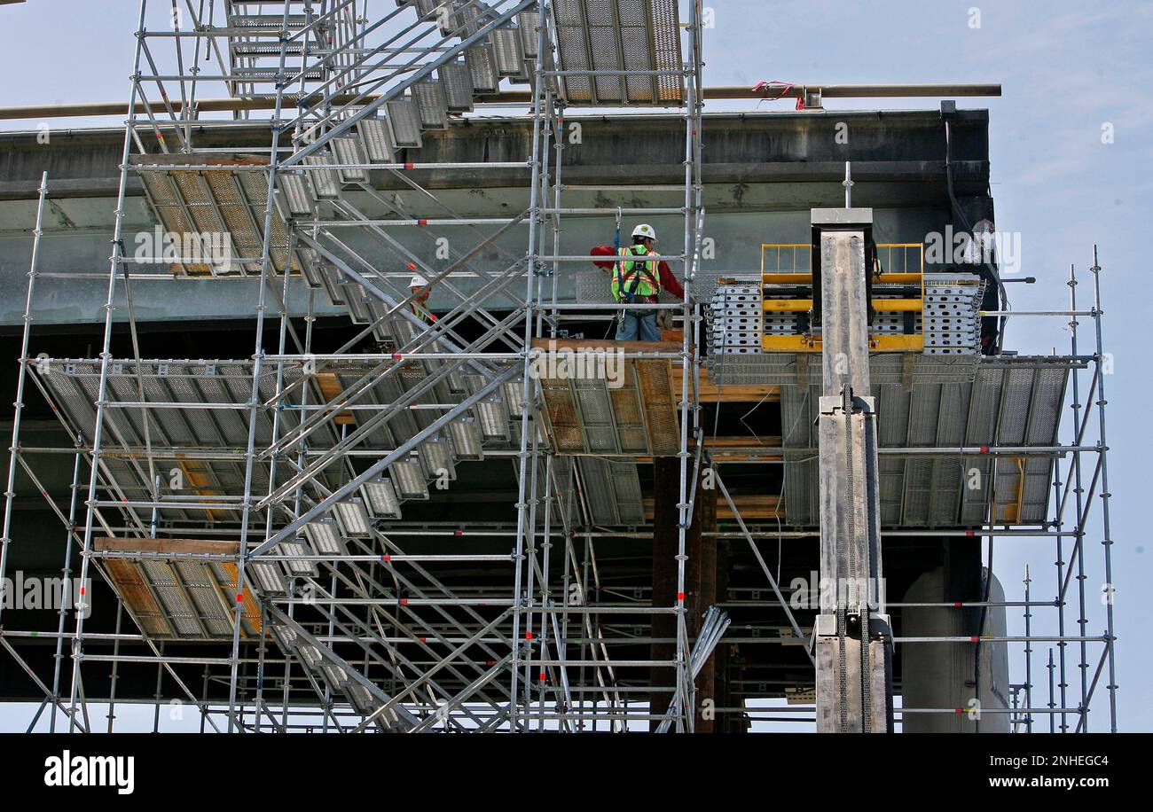 maze watch 066 mac.jpg Hugh platforms of scaffolding continues to grow ...
