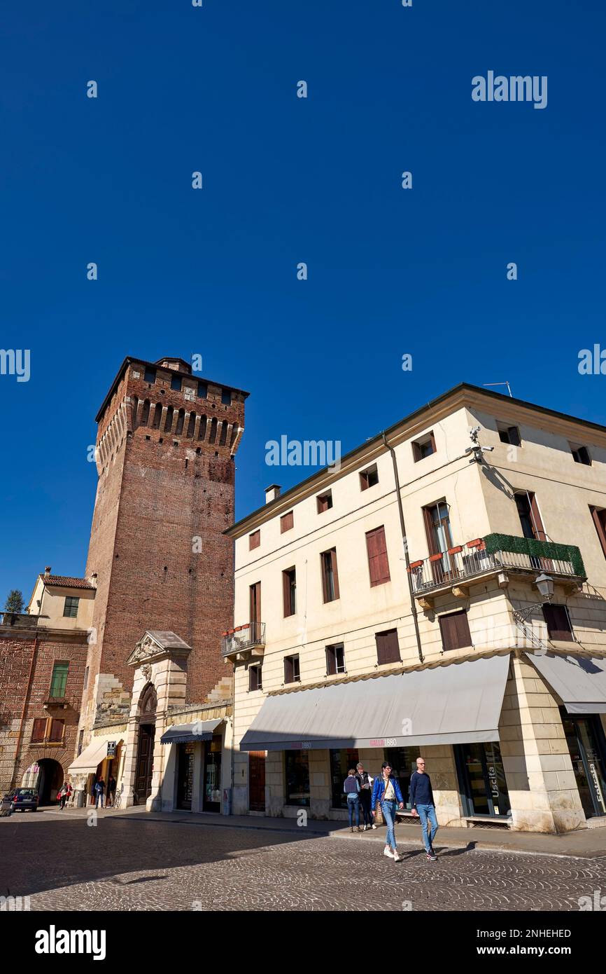 Torre di castello hi-res stock photography and images - Alamy