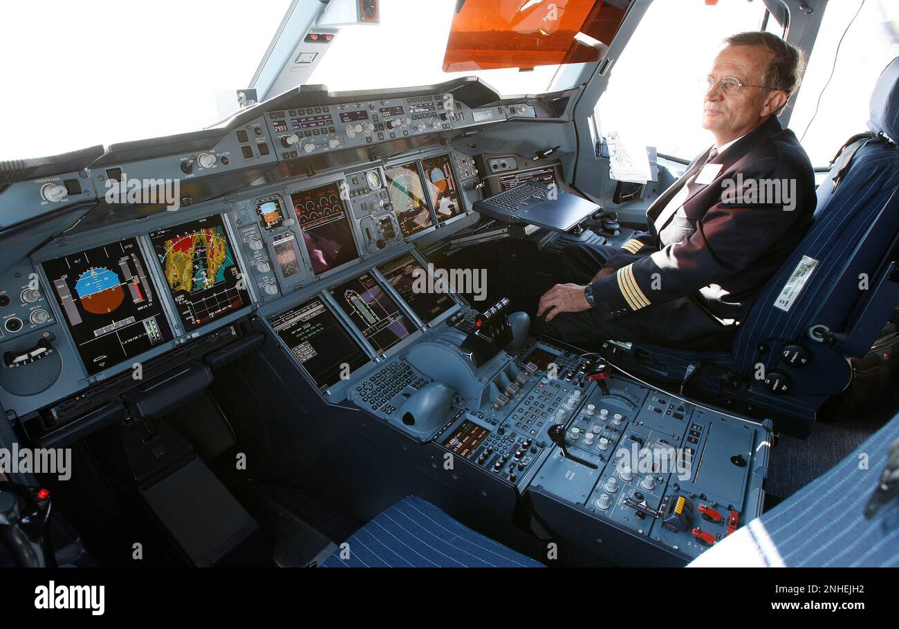 a380 118 mac.jpg inside the cockpit of the A380, Jacques Rosay is the ...