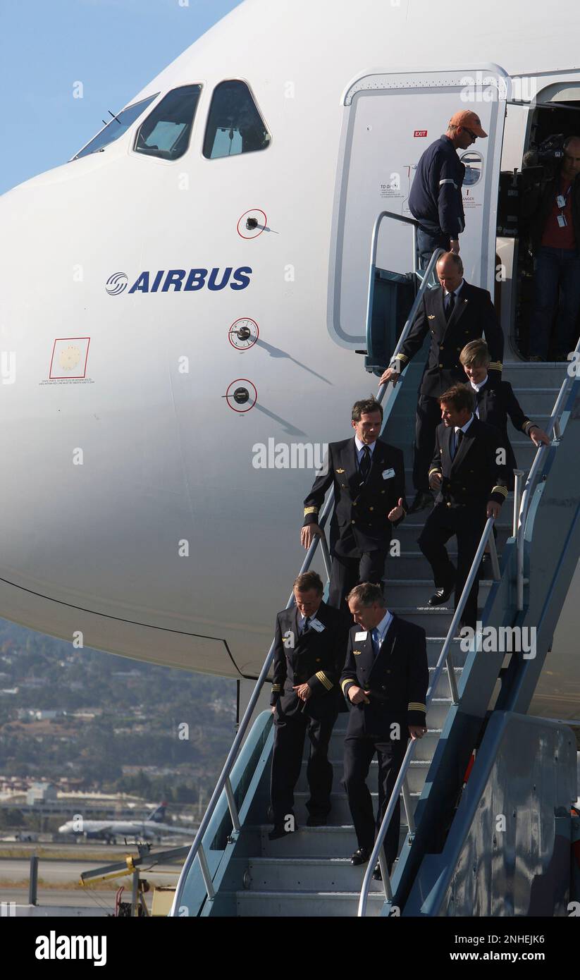 a380 220 mac.jpg The flight crew of the A380 departs from the aircraft ...