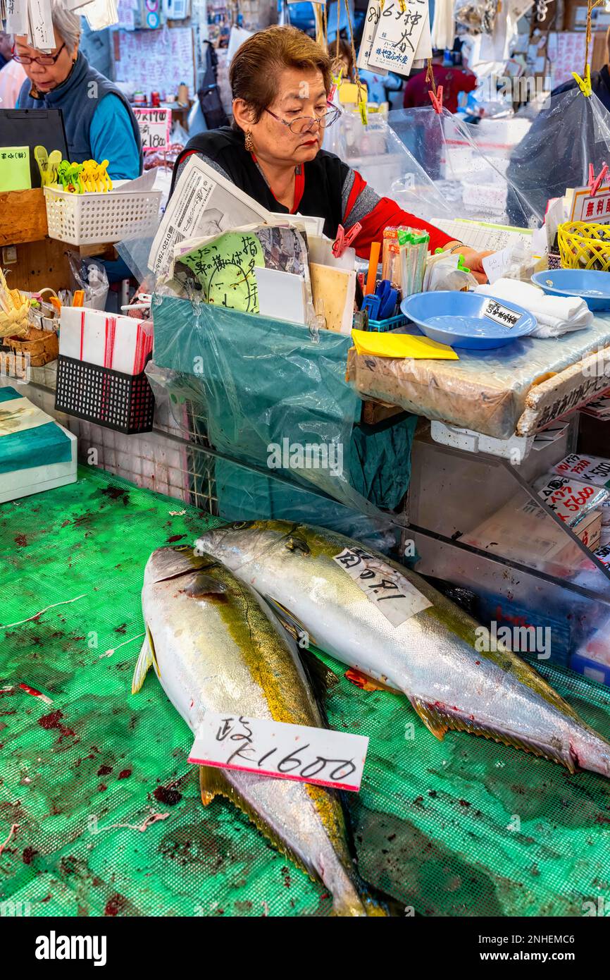 Tokyo Japan. Fish Market. Fishmonger at her stall Stock Photo - Alamy