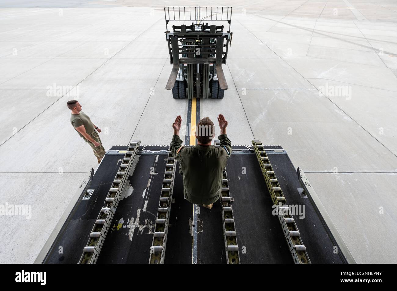 Master Sgt. Justin Burns, 758th Airlift Squadron loadmaster, directs ...