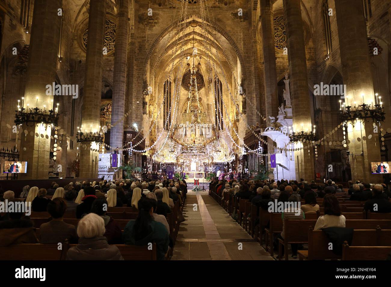 The insular bishop, Sebastià Taltavull, officiates the funeral mass in ...