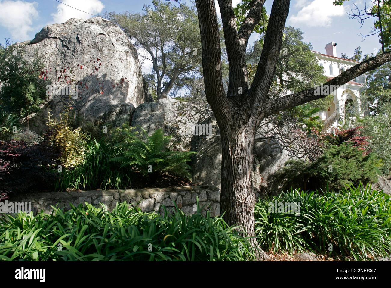 eblvolcanic 050 mac.jpg Some boulders are as big as houses. The ...