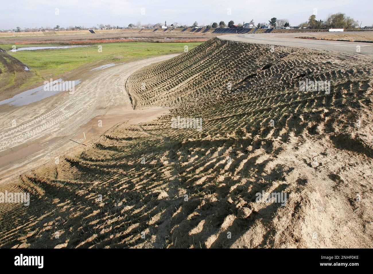 floodhomes23 004 mac.jpg The twists and turns of the levee system ...