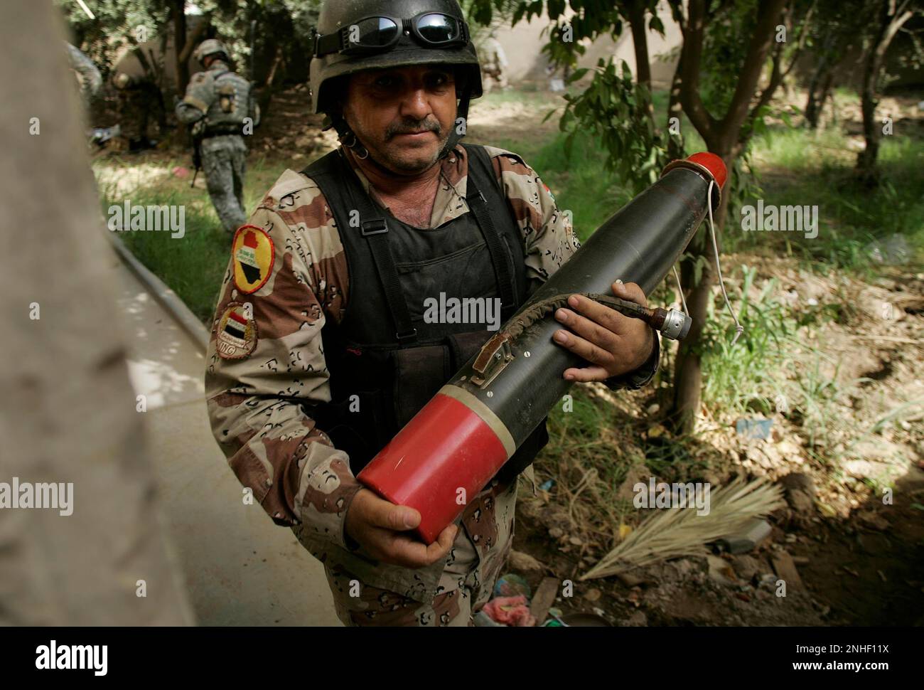 iraq16 162 mac.jpg **VIGILANTE STORY** An Iraqi Army soldier carries ...