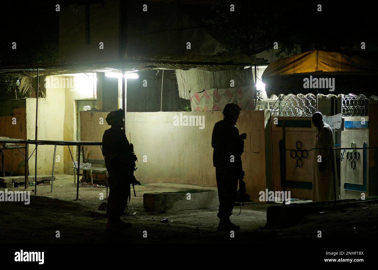 iraq24 252 mac.jpg **INSURGENT STORY** US Army soldiers check with one ...