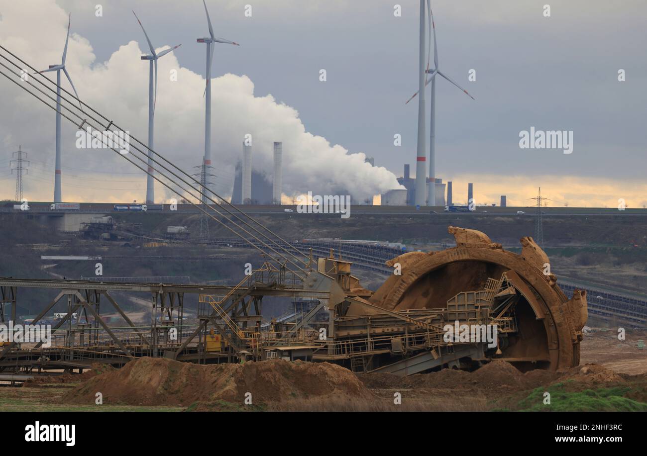 A lignite excavator works at the opencast lignite mine in Luetzerath ...
