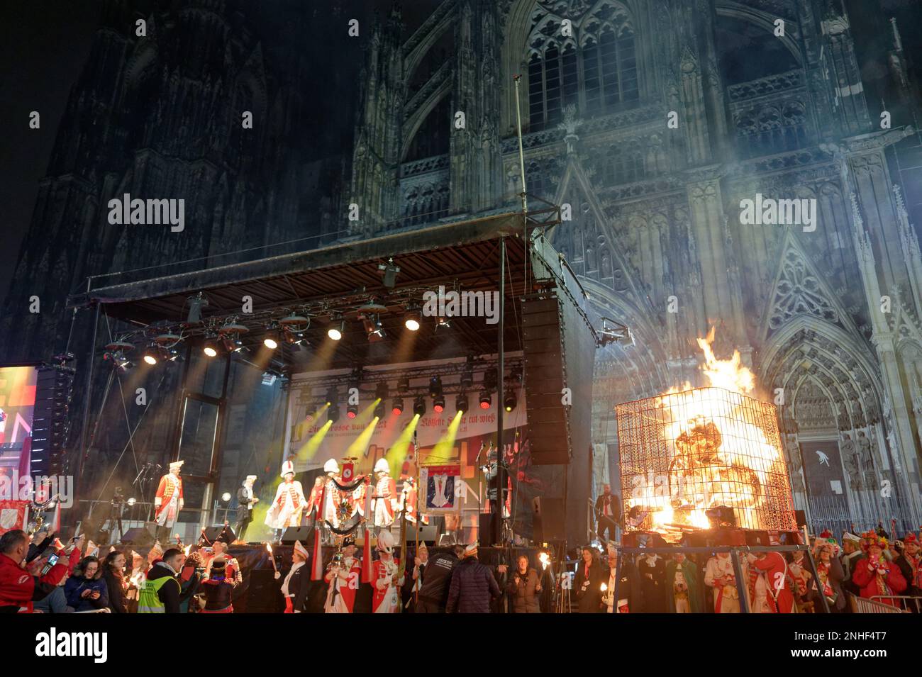 Cologne, Germany. 21st Feb, 2023. Carnivalists watch the "Nubbel ...