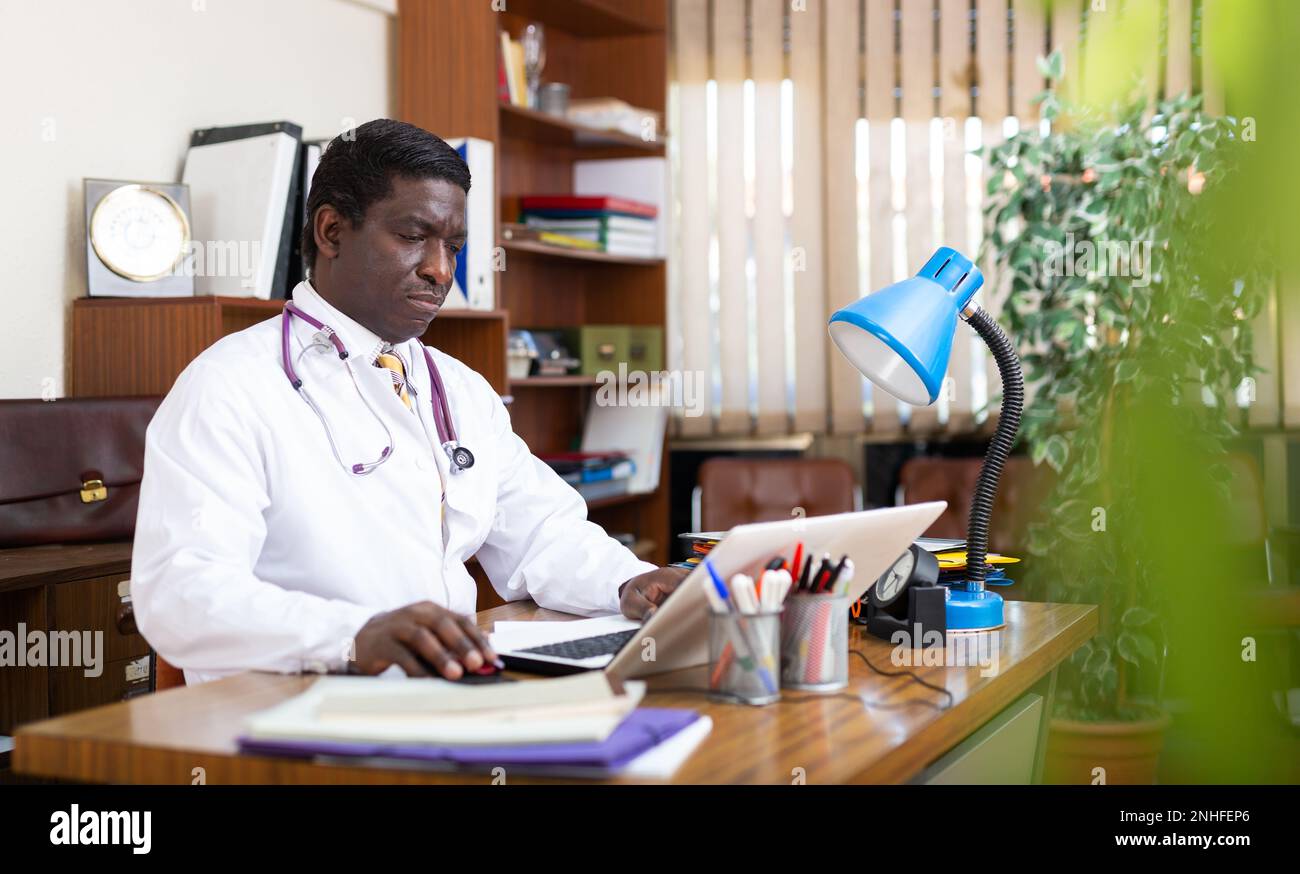 African american doctor works hi-res stock photography and images - Alamy