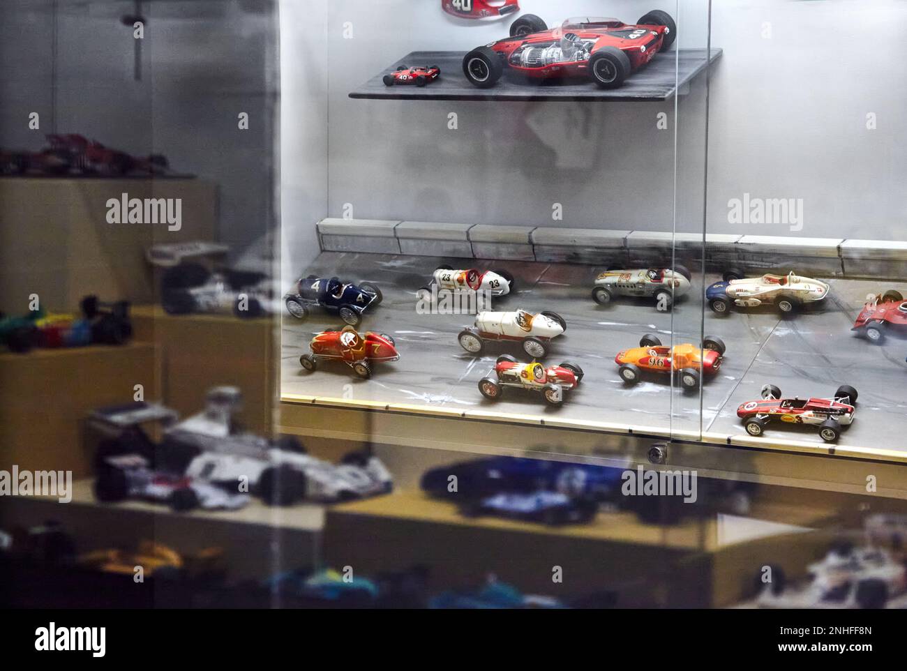 Beautiful vintage car miniatures, a lot of colors and different models ...