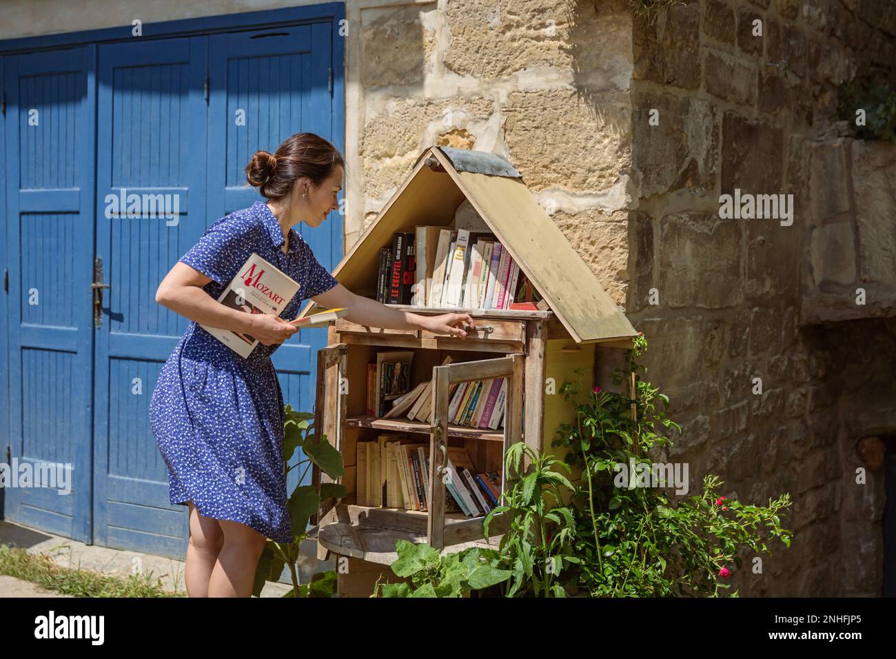 Outdoor library box hi-res stock photography and images - Alamy