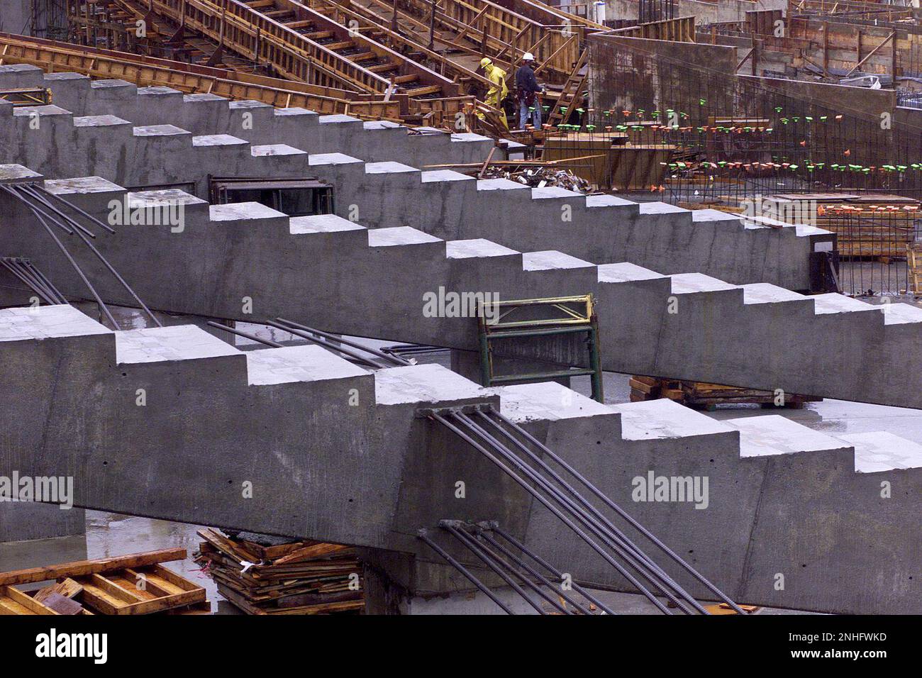 BALLPARK 1/C/20JAN99/MN/MAC = BASEBALL STADIUM / The construction of ...