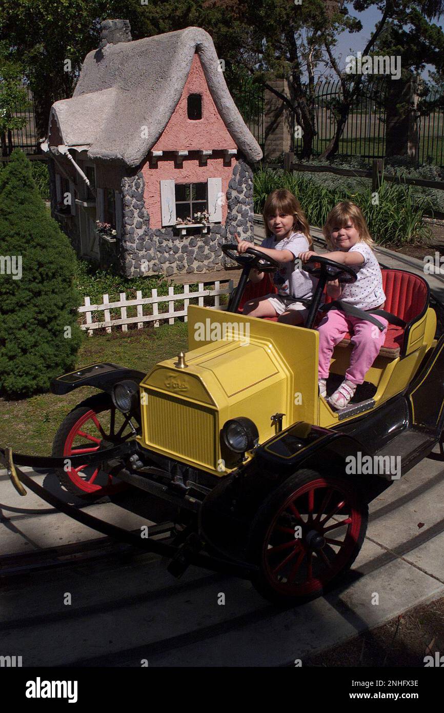 KING15 B-C-12MAY99-CZ-MAC Pixieland Park in Concord, hosts children ...