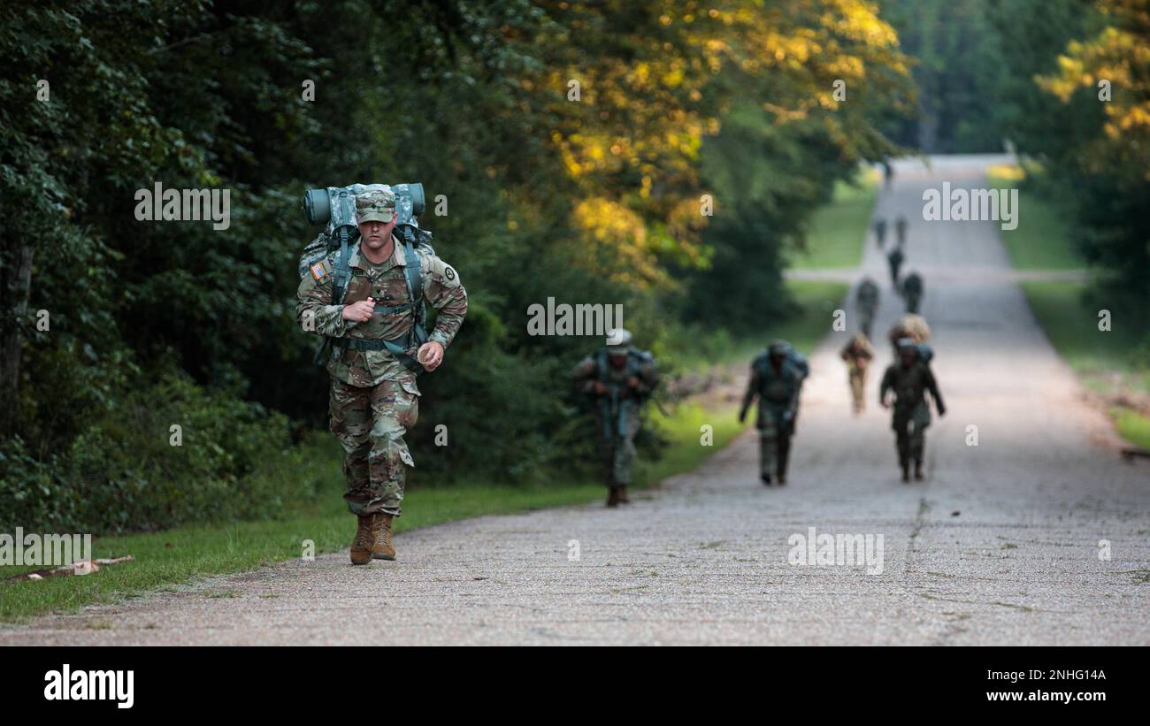 Army Reserve and National Guard Soldiers carrying a 33lbs rucksack ...