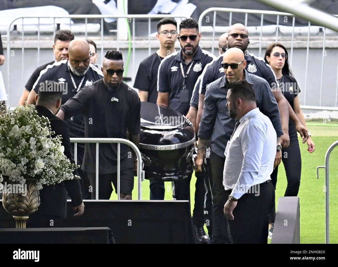 Former Brazilian football player Pele's coffin is carried into Estádio ...