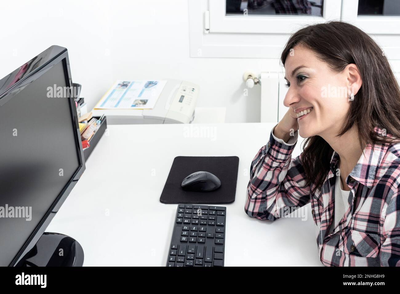 mature woman looking at black computer screen Stock Photo - Alamy