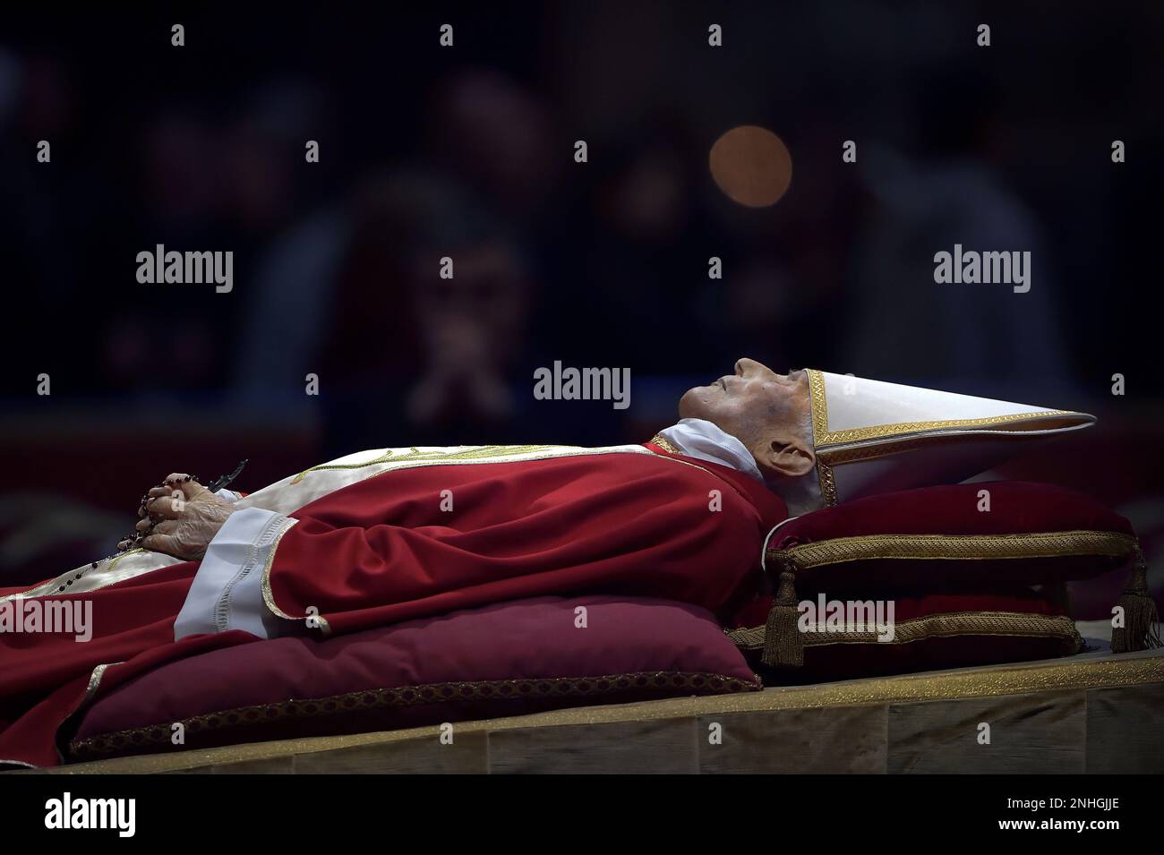 Pope Emeritus Benedict XVI in the funeral chapel of St. Peter's ...