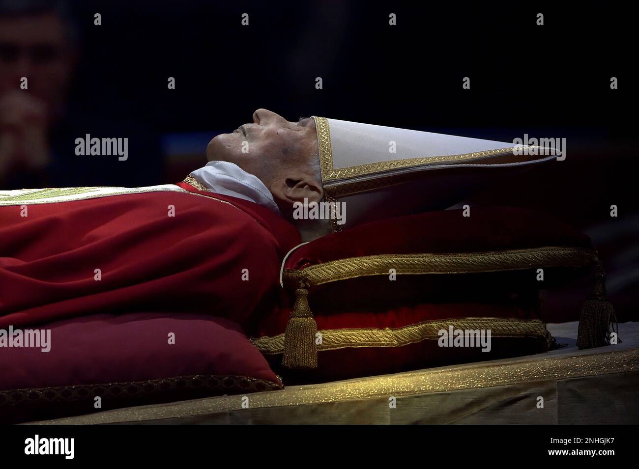 Pope Emeritus Benedict XVI in the funeral chapel of St. Peter's ...