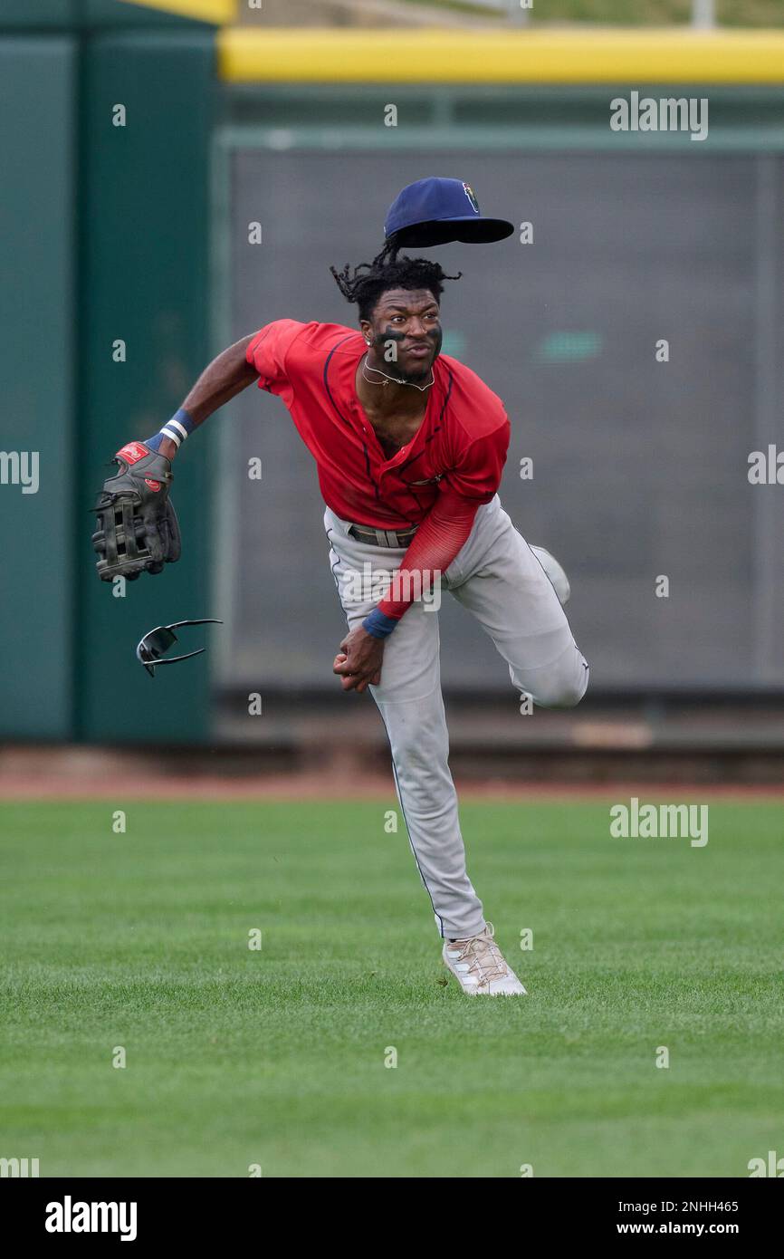 Cedar Rapids Kernels outfielder Willie Joe Garry Jr. (4) throws the ...