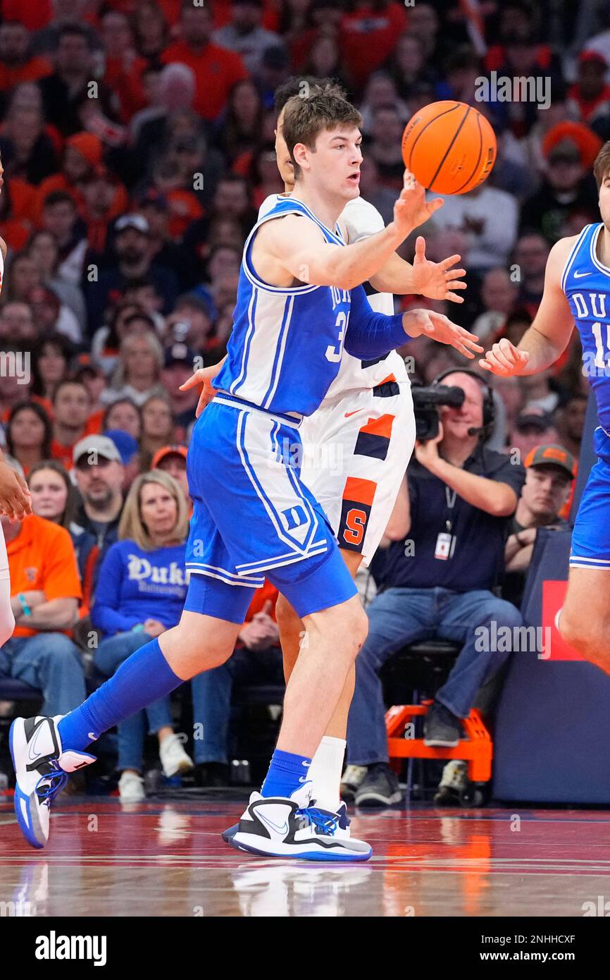 SYRACUSE, NY - FEBRUARY 18: Duke Blue Devils Center Kyle Filipowski (30 ...