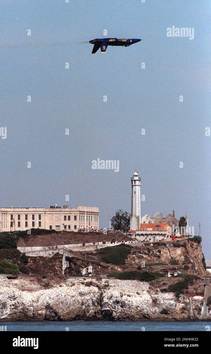 ANGELS 3/C/05OCT95/MN/MACOR The Navy Blue Angels practice their ...