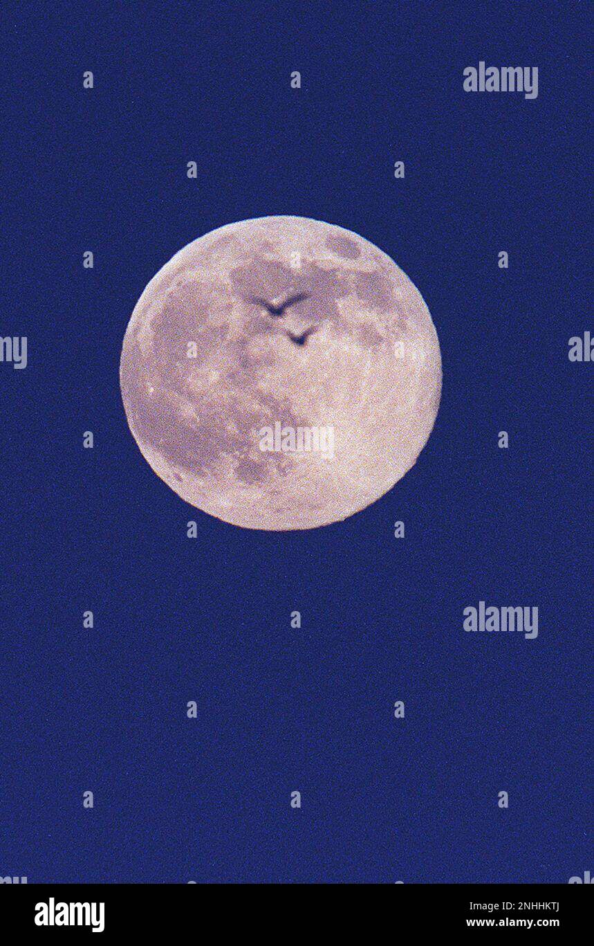 MOON/C/30JUN96/MN/MACOR "Once in a Blue Moon" the second full moon in ...