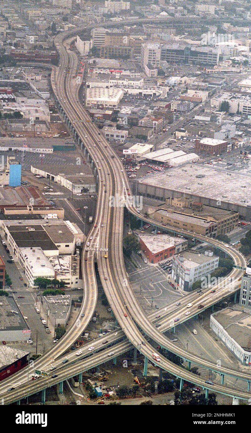 CENTRAL1/C/03SEP96/MN/MACOR Tuesday morning commute into San Francisco at the 101 Central ...
