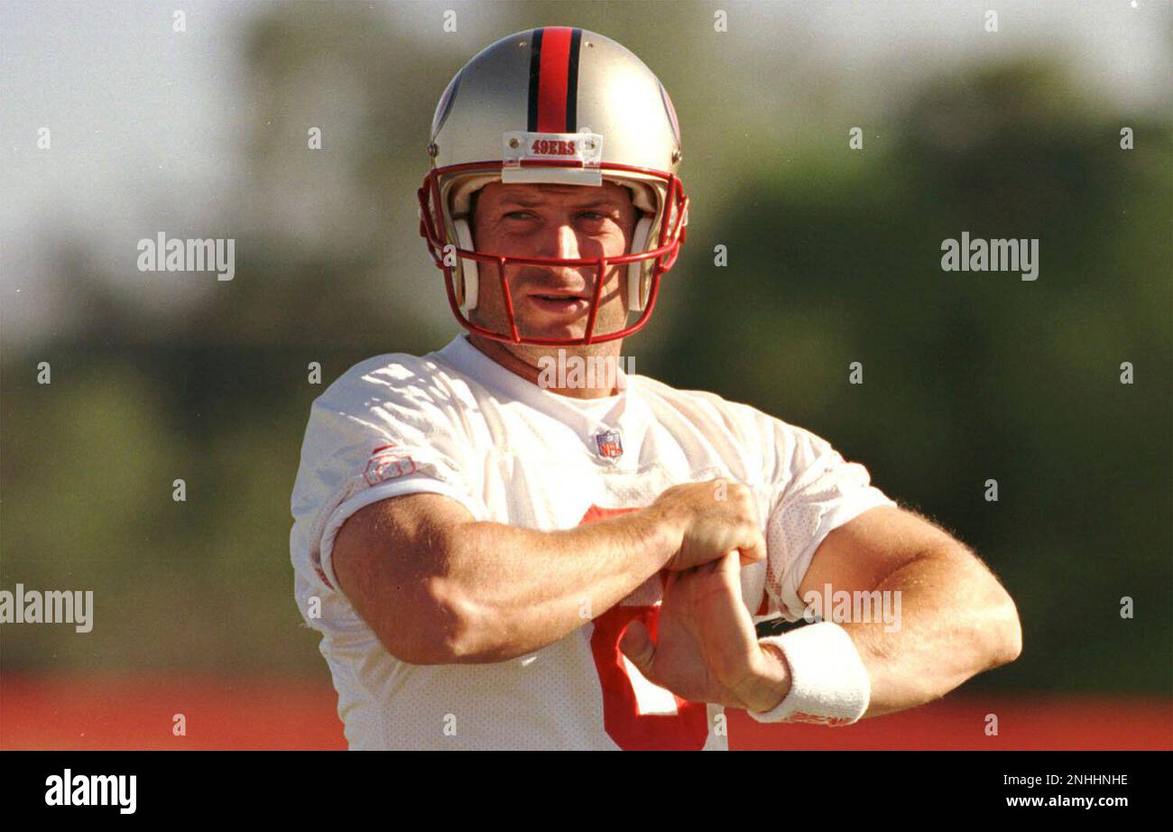 49ERS YOUNG/C/20JUL97/SP/MACOR 49er Quarterback Steve Young stretches ...