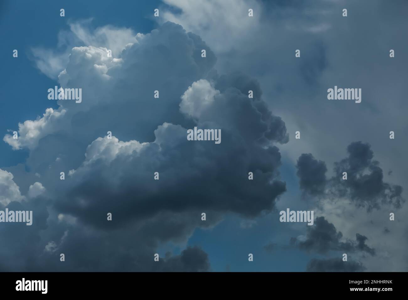 Beautiful ominous thunder clouds hi-res stock photography and images ...