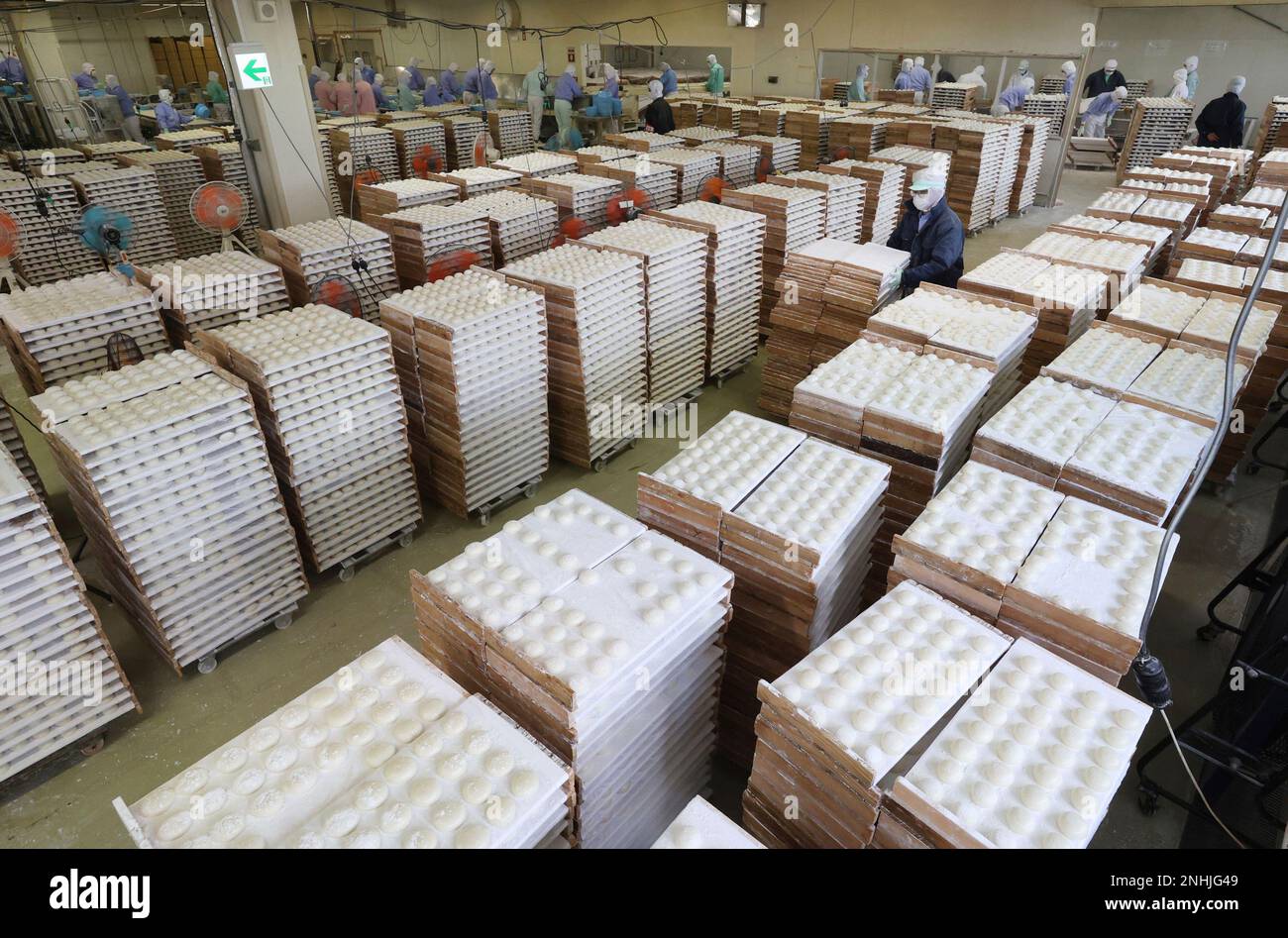Workers of the Consumer Co-operative Kobe are busy making mochi, and ...