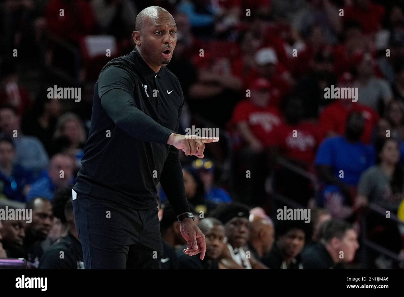Memphis head coach Penny Hardaway calls a play during the first half of ...