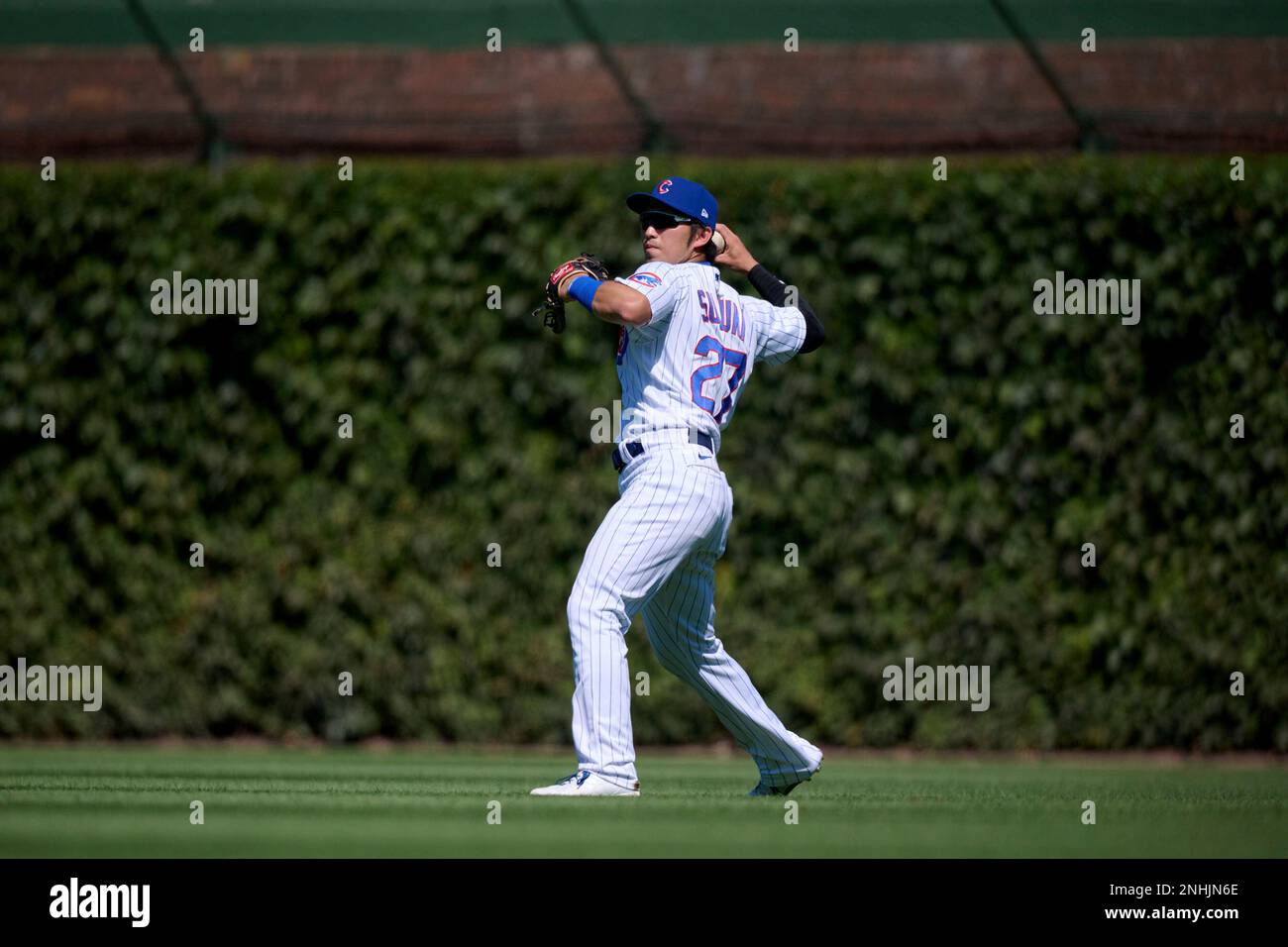 Chicago Cubs right fielder Seiya Suzuki (27) throwing during a Major ...
