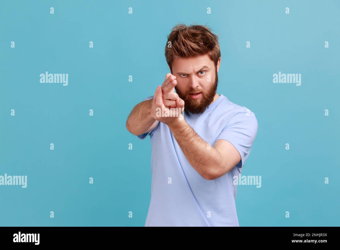 Man pointing gun at camera hi-res stock photography and images - Alamy