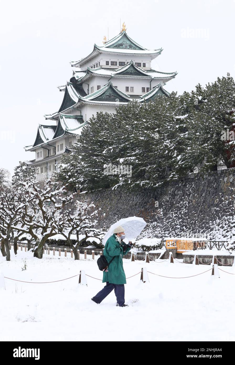 The white snow covers Nagoya Castle and the surrounding area in Nagoya ...