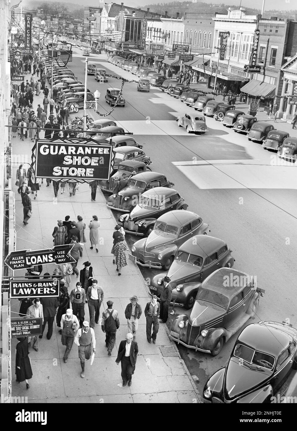 1940s street style hi-res stock photography and images - Alamy