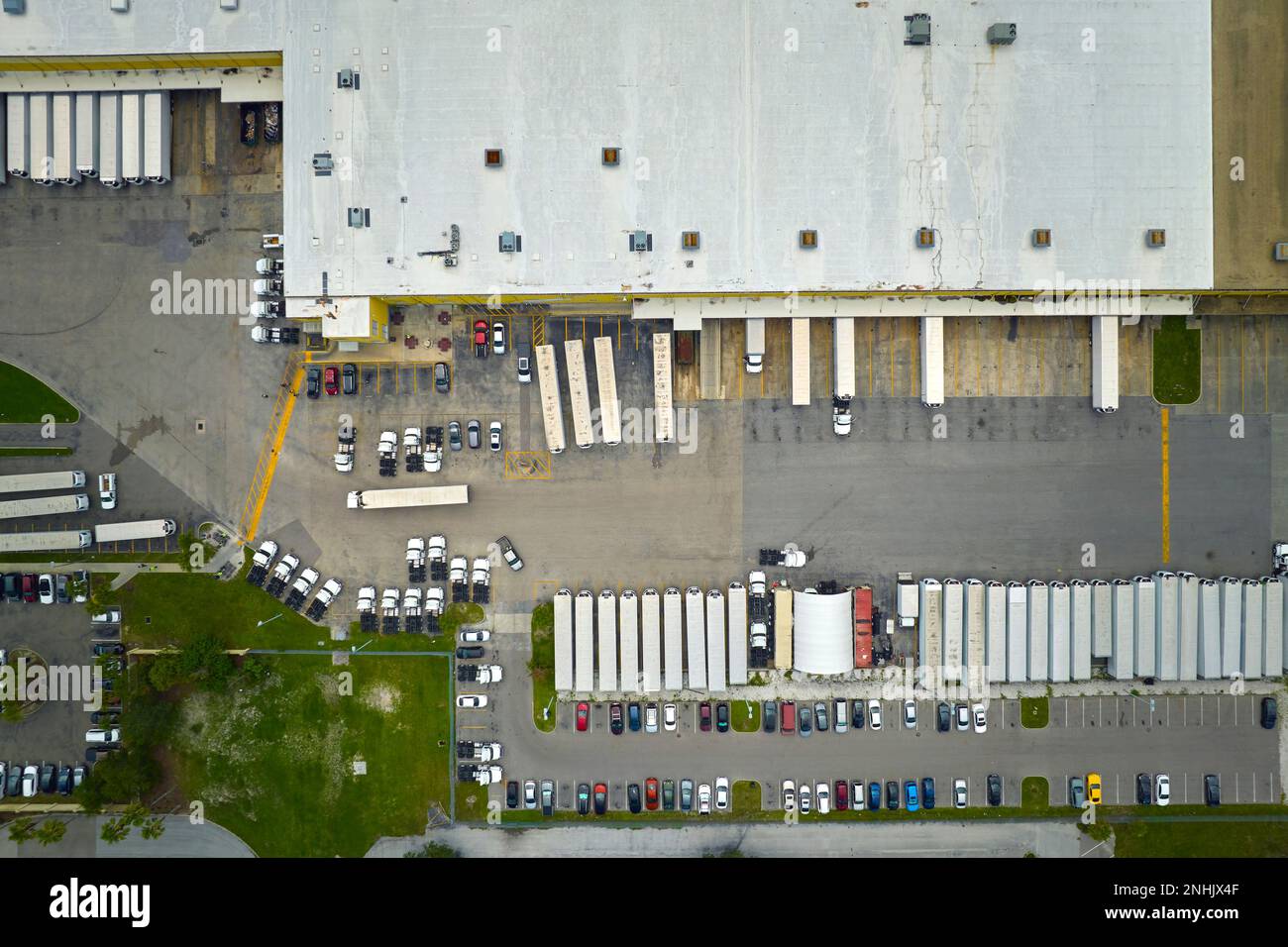 Supermarket loading bay hi-res stock photography and images - Alamy