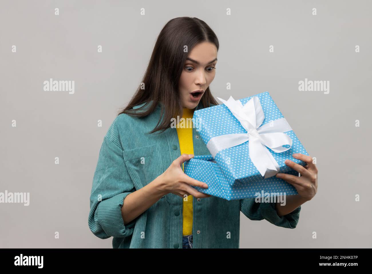 Surprised unbox hi-res stock photography and images - Alamy