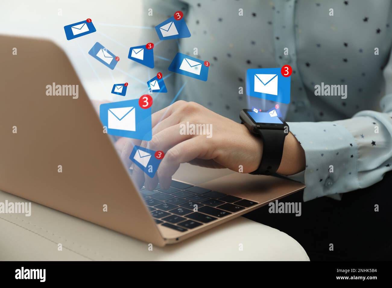 Woman emails screen hi-res stock photography and images - Alamy